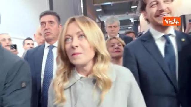 "Ma che stai a fa?", Meloni scherza con un fan e gli prende telefono ...