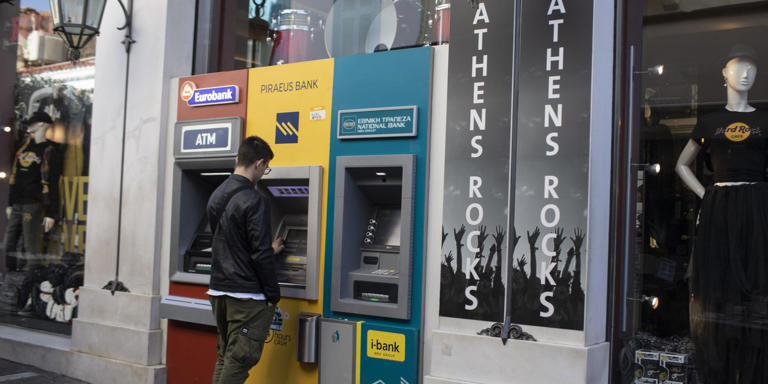 Η Ελλάδα μειώνει το χρέος της και το καθιστά βιώσιμο
