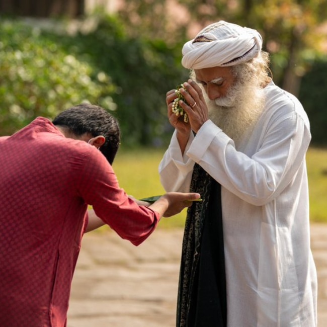 10 quotes by Sadhguru Jaggi Vasudev on life
