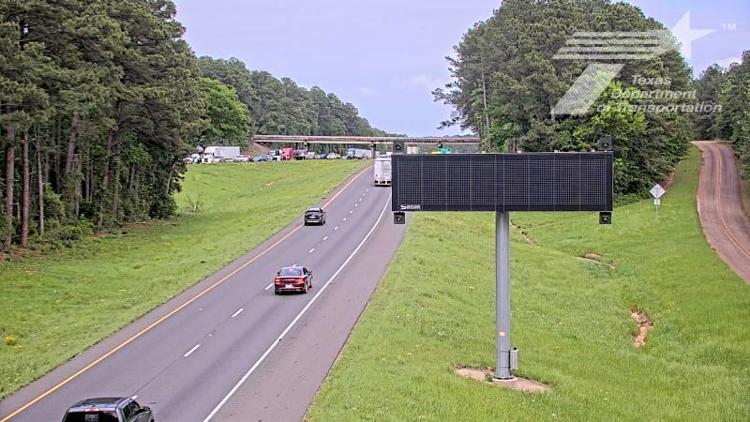 Traffic alert: Three-vehicle crash involving two 18-wheelers blocking I ...