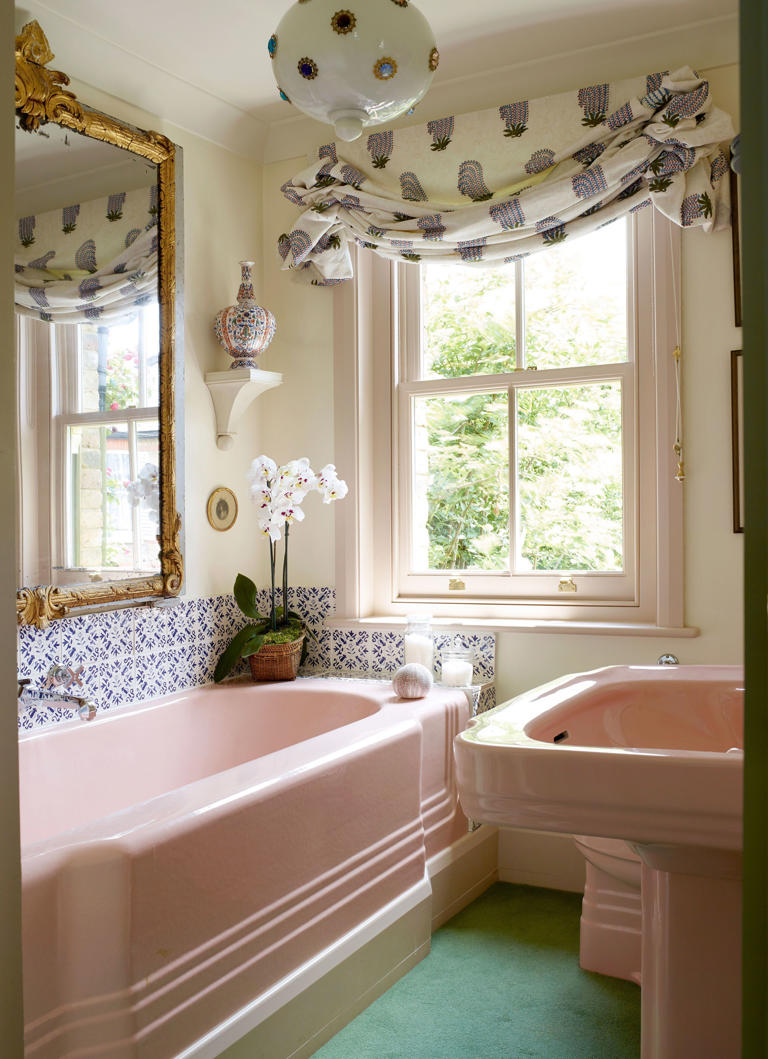 ¿Quieres renovar tu baño? Un lavabo rosa podría ser tu solución