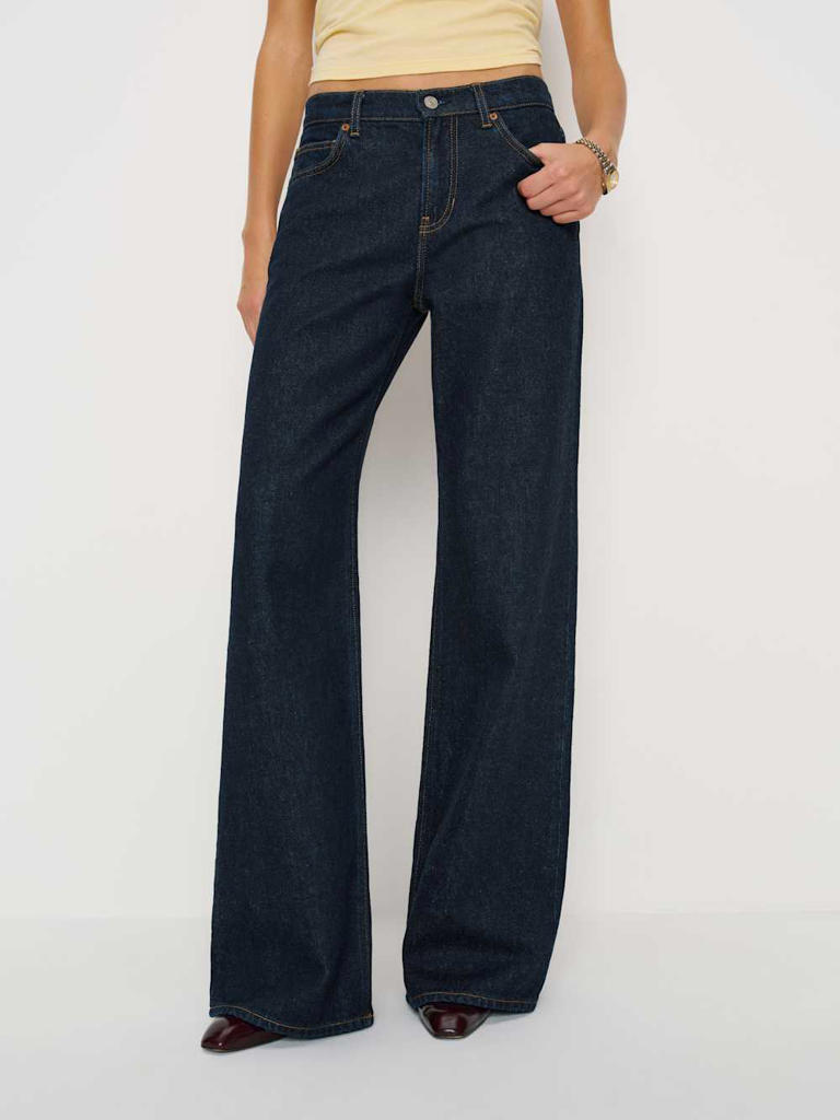 The classiest way to wear low-rise jeans is in this color and with this ...