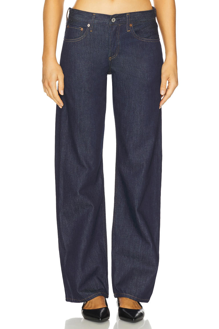 The classiest way to wear low-rise jeans is in this color and with this ...