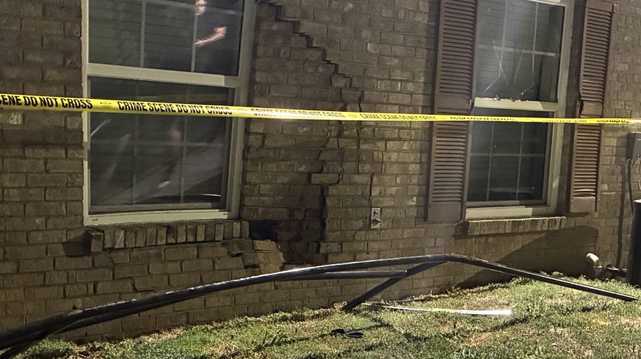 Car crashes into Knoxville apartment building, driver cited