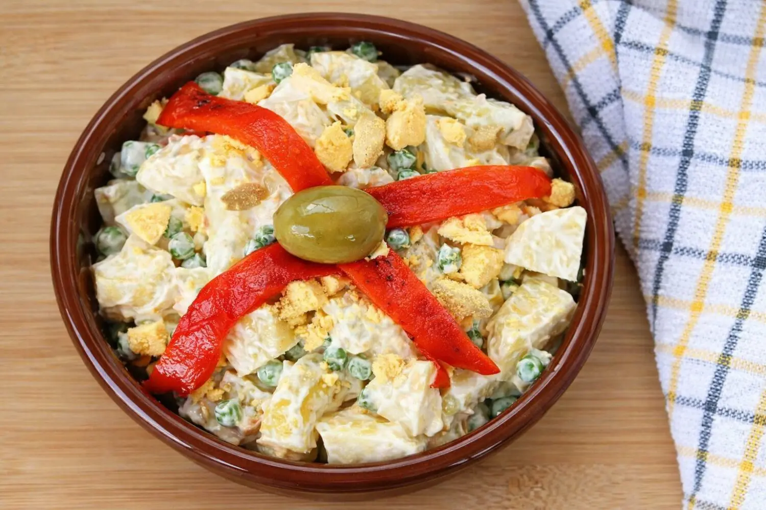 El truco de los chefs para la ensaladilla rusa perfecta: sin cebolla ...