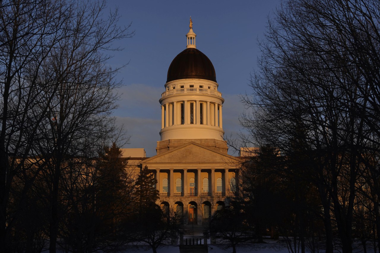 Maine lawmakers pass ban on large data centers