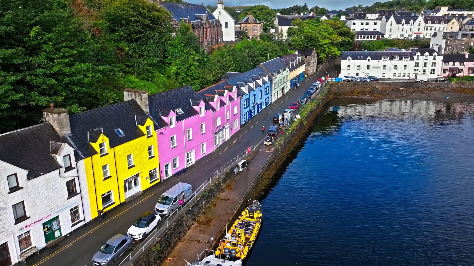 Portree, île de Skye : vues aériennes par drone du pittoresque port ...