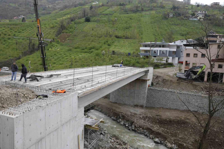 Dörtyol-Akpınar-Erikli ulaşım bağlantısını güçlendiren köprüde sona gelindi