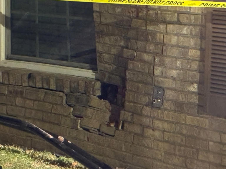 Car crashes into Knoxville apartment building, driver cited