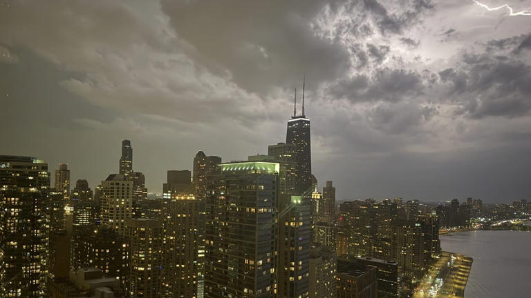 Live updates: Tornadoes possible as severe storms pass through Chicago area