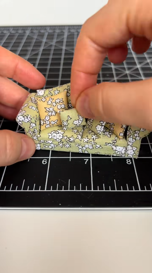 Satisfying DIY miniature dollhouse build