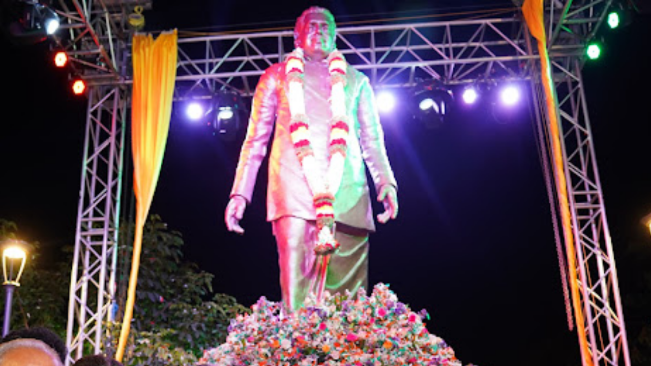 Bengaluru cop foils man’s bid to vandalise former chief minister R ...