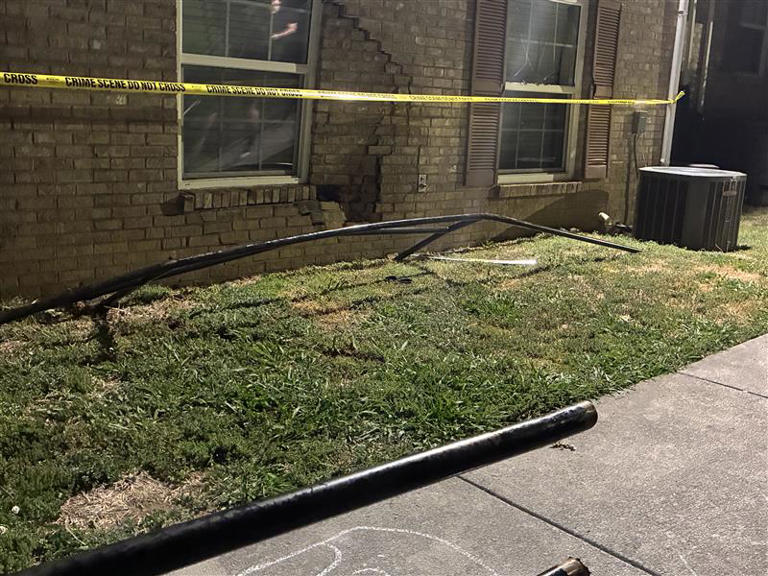 Car crashes into Knoxville apartment building, driver cited