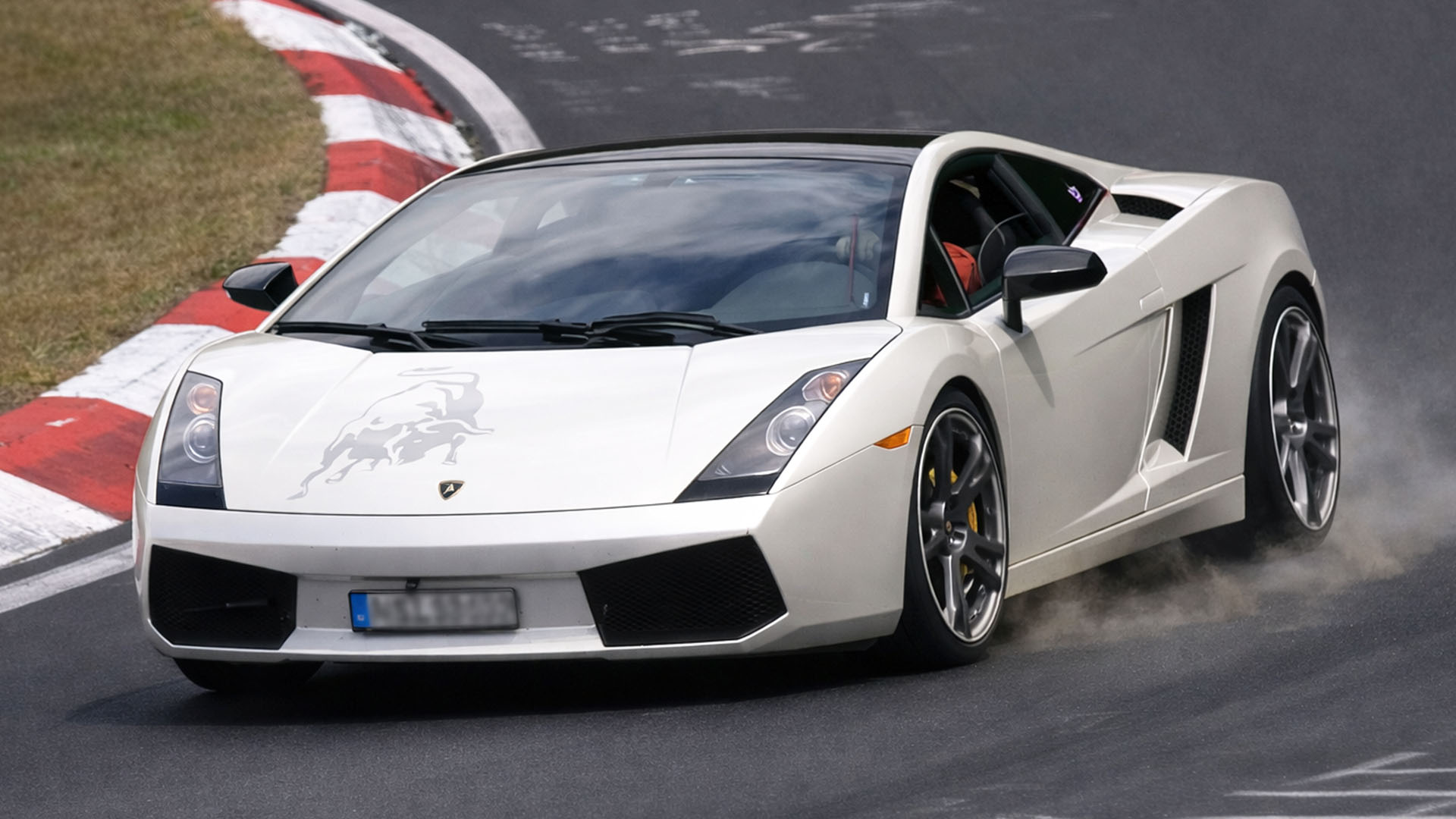 Supercar e traffico misto creano momenti intensi in pista al Nürburgring
