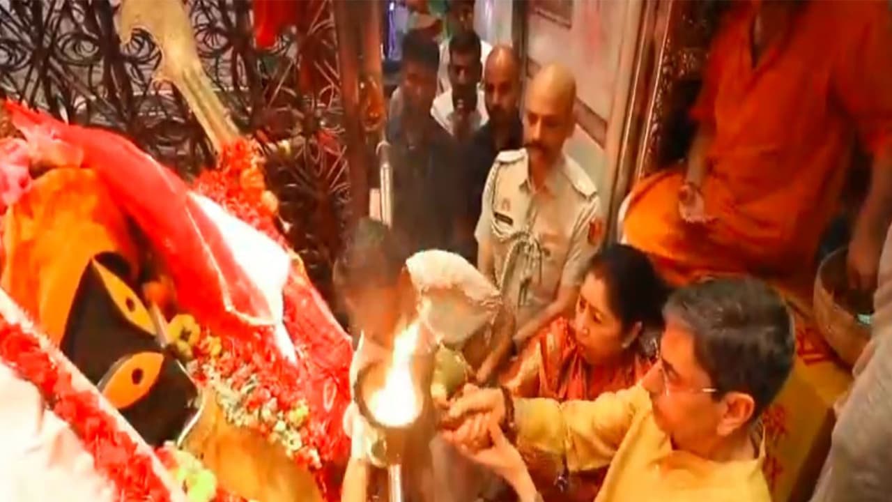 Bengali New Year: Governor RN Ravi visits Kalighat Temple for prayers