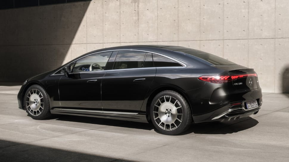 Forget 300, 400 or 500km range! This electric car offers 926km range ...