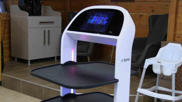 Edirne’de robot garson hizmete başladı, müşteriler memnun