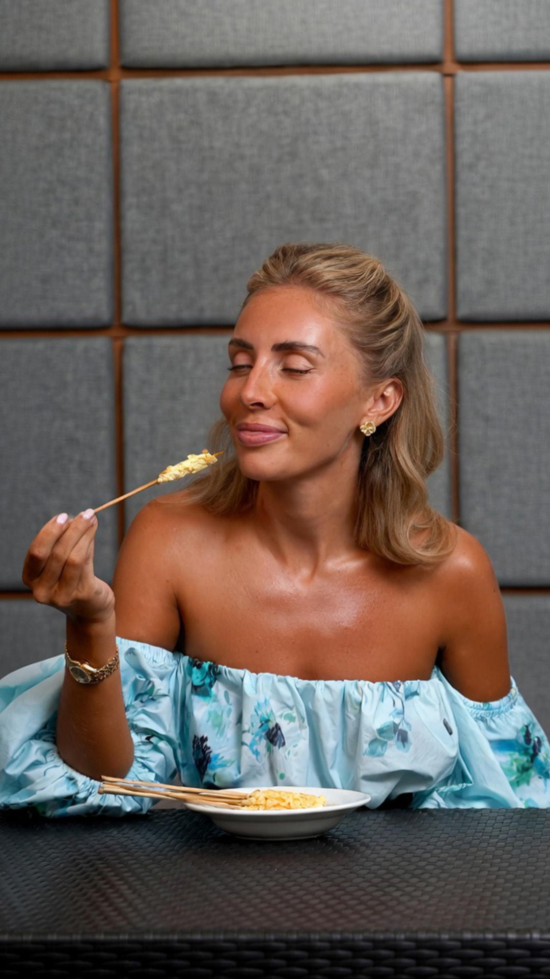Bonnie Blue tried Indonesian omelette on a stick