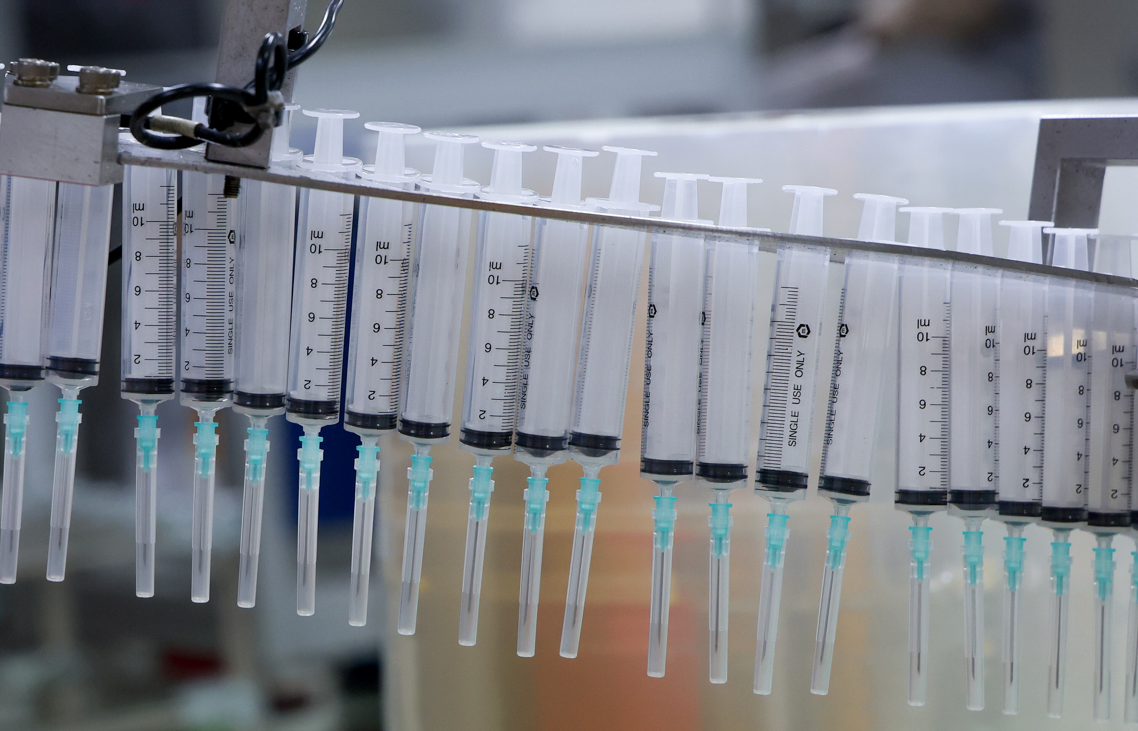 Government discloses daily syringe data amid inventory drop