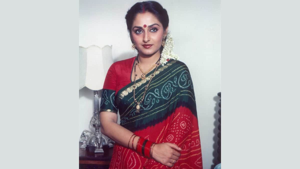 From Rekha to Hema Malini: 6 iconic saree looks of 70s Bollywood divas ...