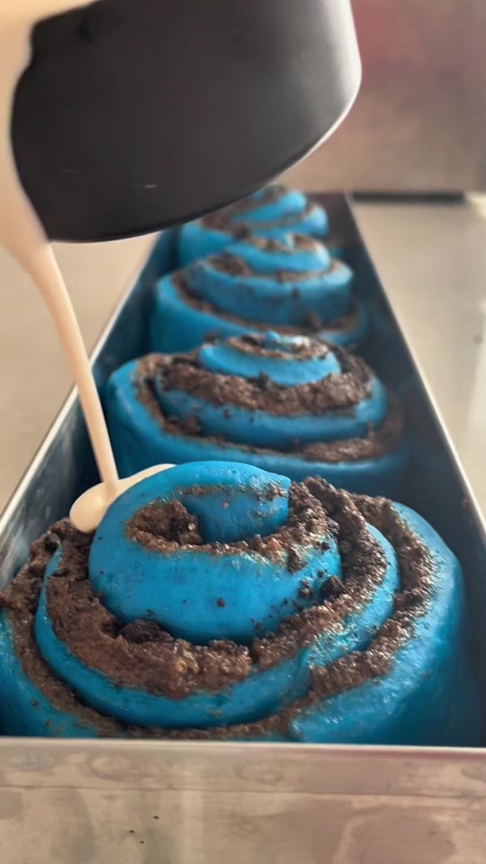 Cookie Monster cinnamon rolls that everyone will crave