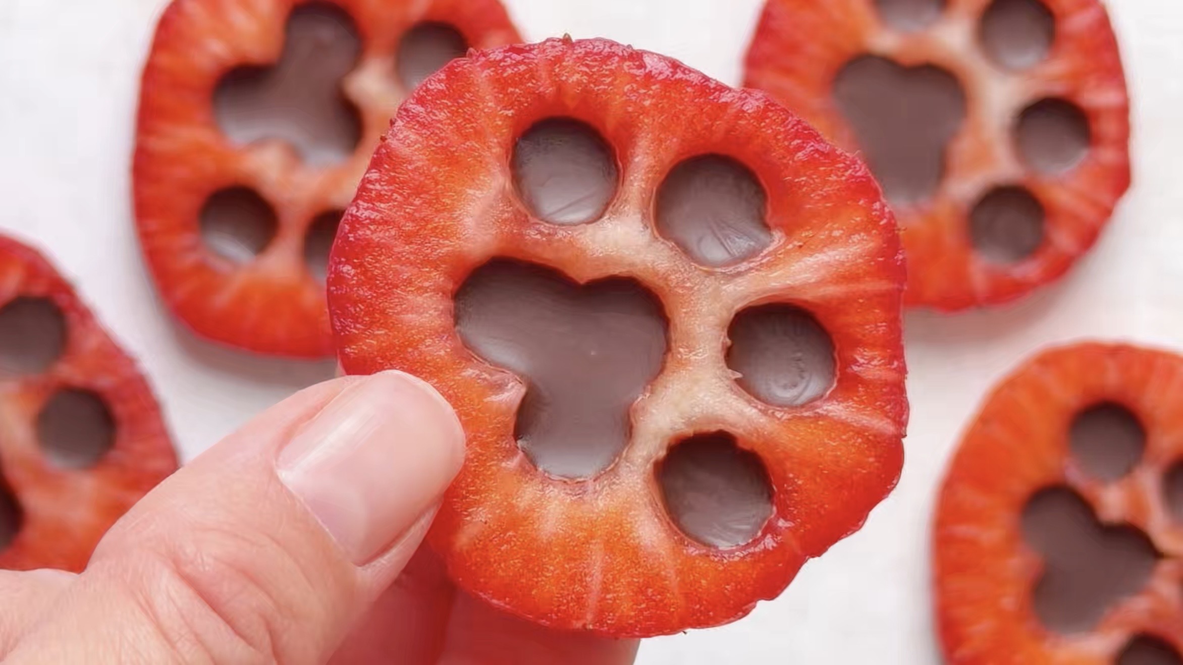 Fresas de chocolate con estampado de patitas