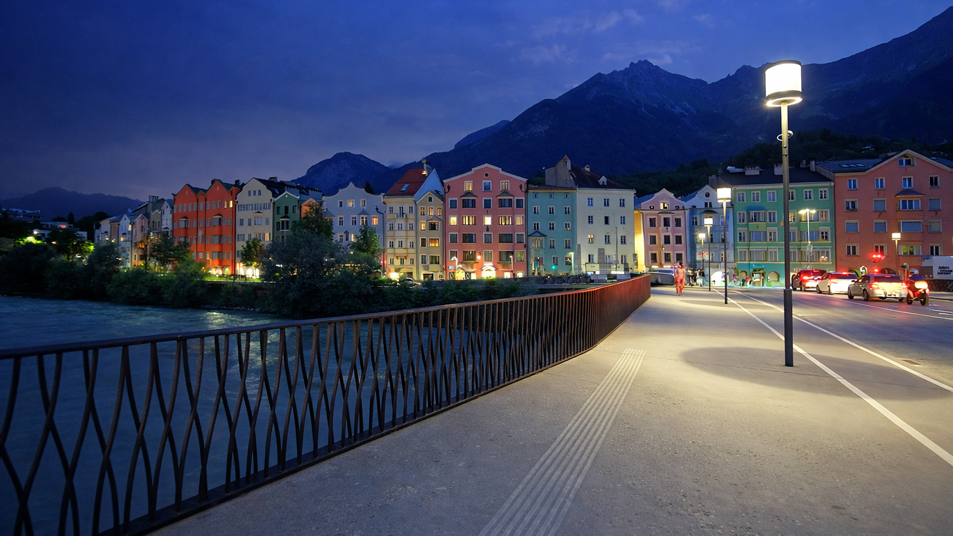 Innsbruck, Autriche : ambiance de soirée dans la ville alpine (4K)