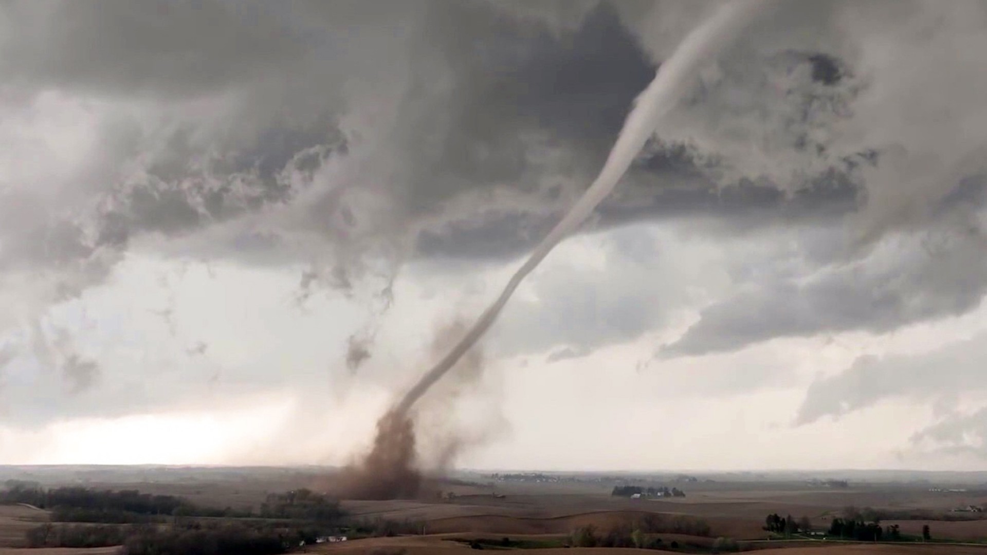 Wild spring weather brings tornadoes and heat waves across US
