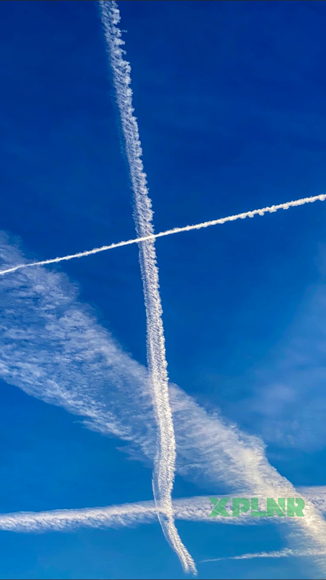 Scie chimiche: Cosa si cela dietro la scia di fumo degli aerei?
