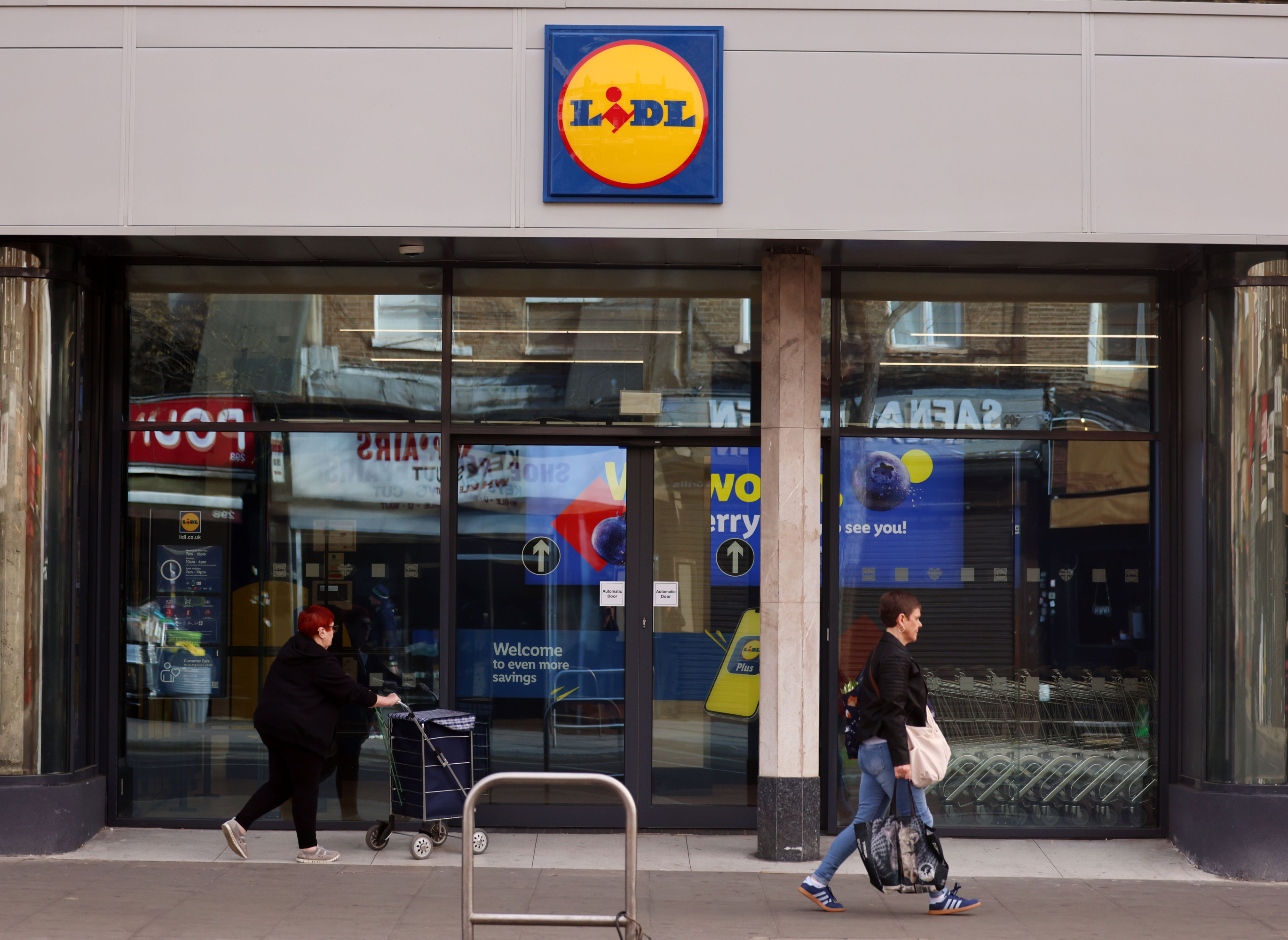 Ha llegado a Lidl el nuevo foco solar para iluminar la terraza o el ...