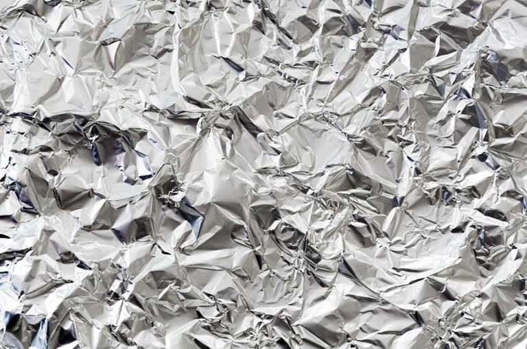El truco del papel aluminio que debes aplicar en las rejillas del baño ...