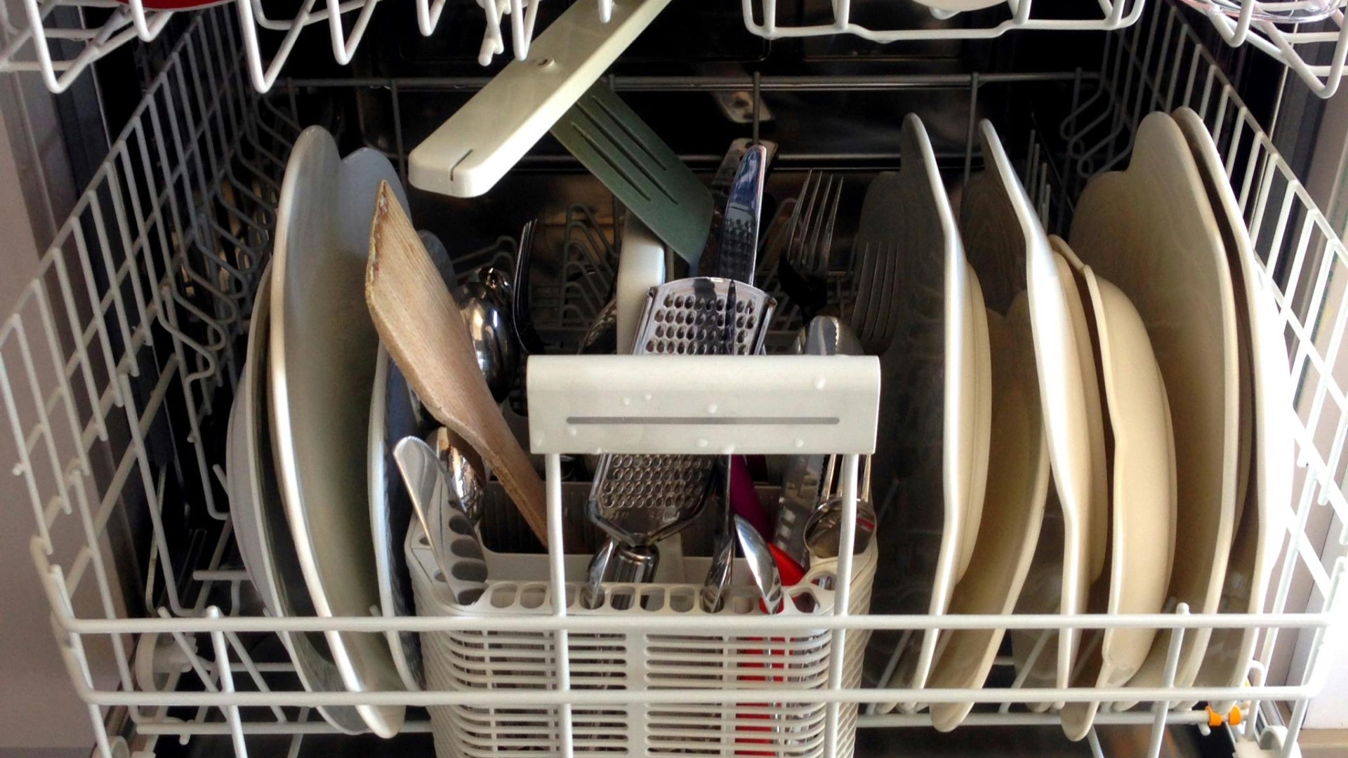 10 items that should never go in the dishwasher & 10 that can