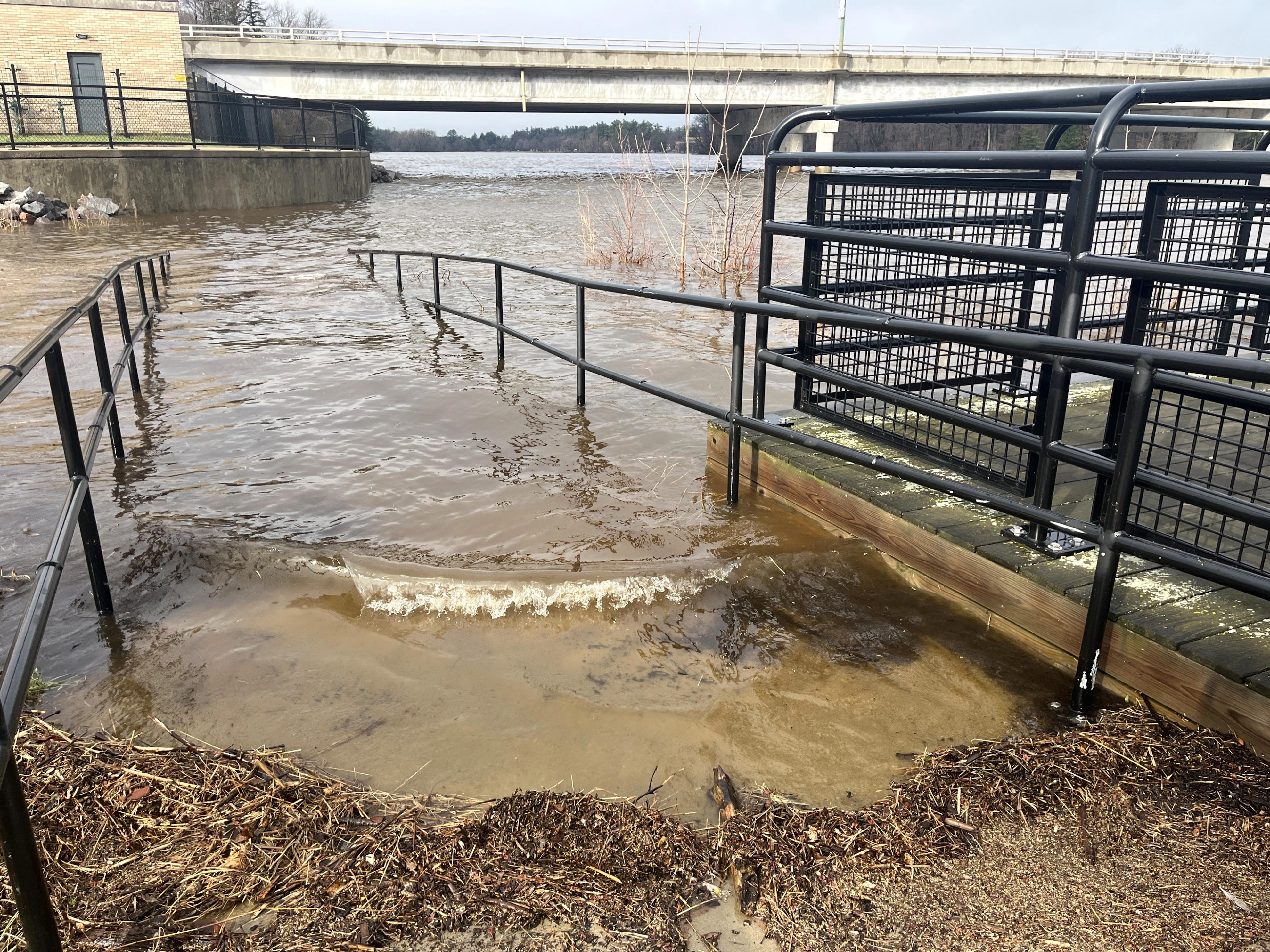 Widespread flood warnings continue in Wisconsin on April 15