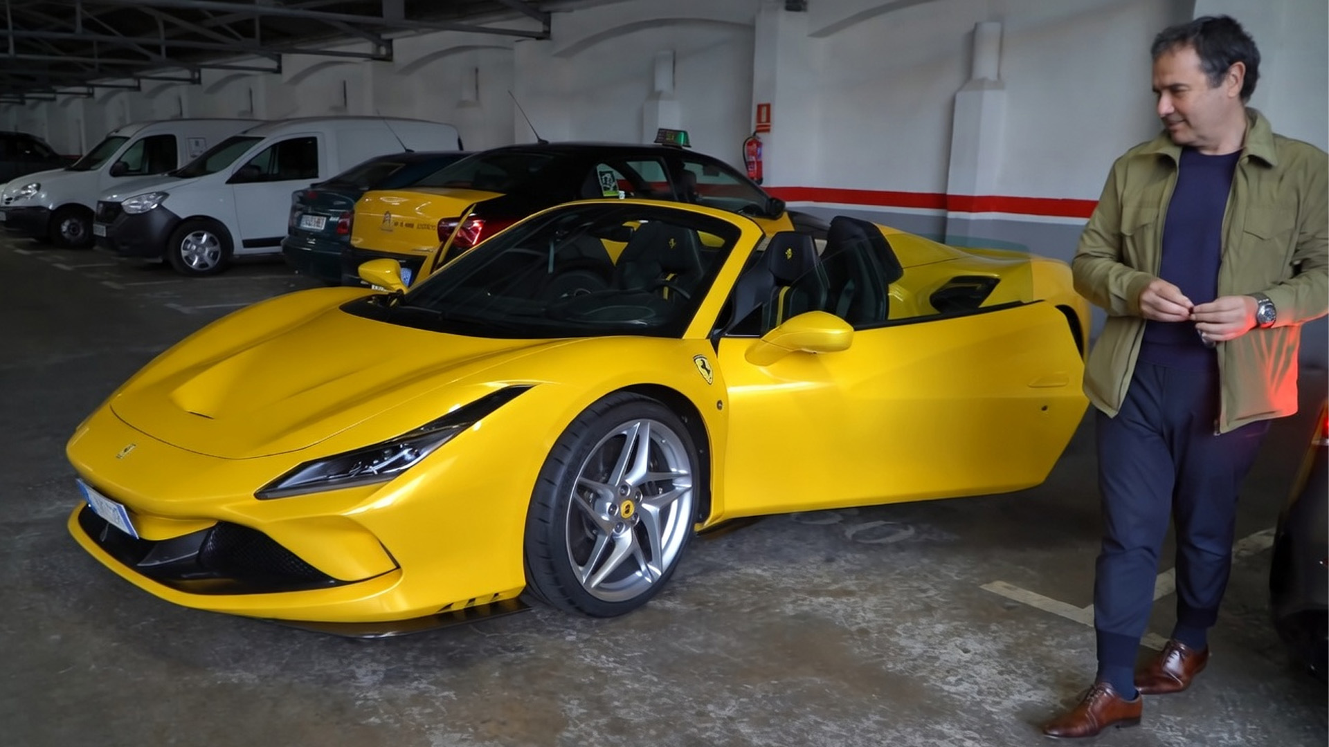 Mi padre reacciona por primera vez al Ferrari F8