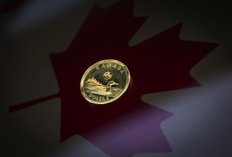 Canadian dollar weakens, benchmark yield climbs