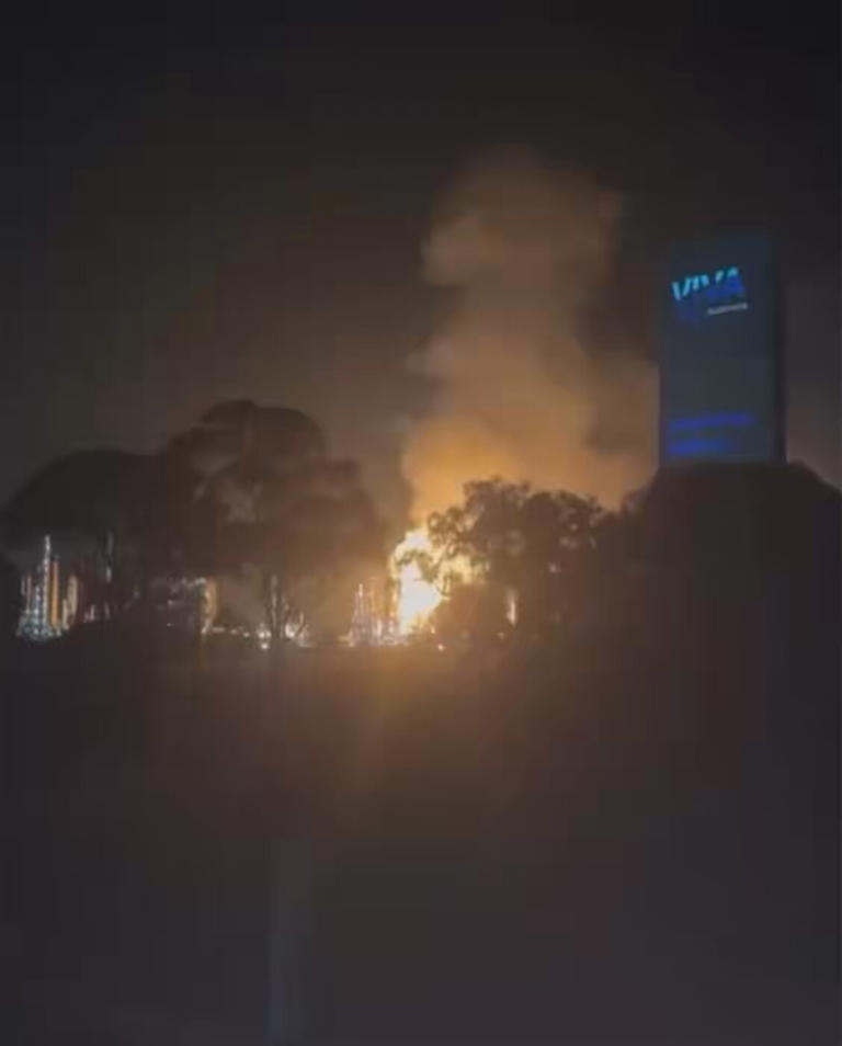 Massive fire breaks out at one of only two oil refineries in Australia