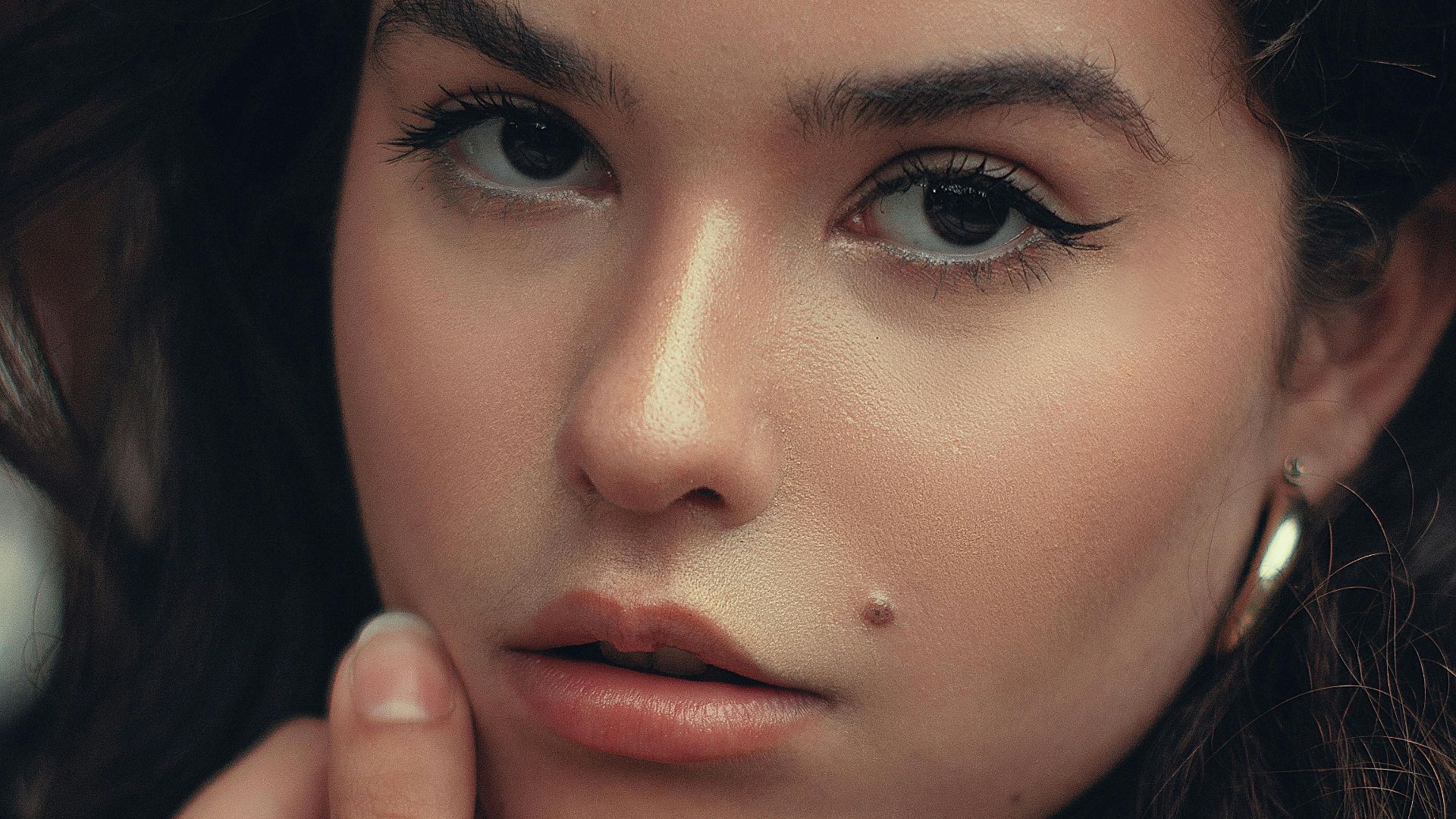 20 facial features considered highly attractive