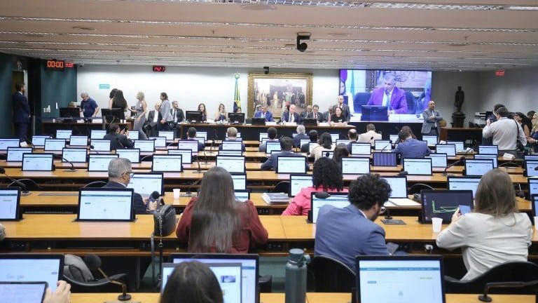 Câmara: Votação da PEC da escala 6×1 é adiada na CCJ após manobra de ...