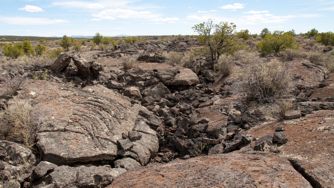 80 miles from Albuquerque, New Mexico has a lava field that looks like ...