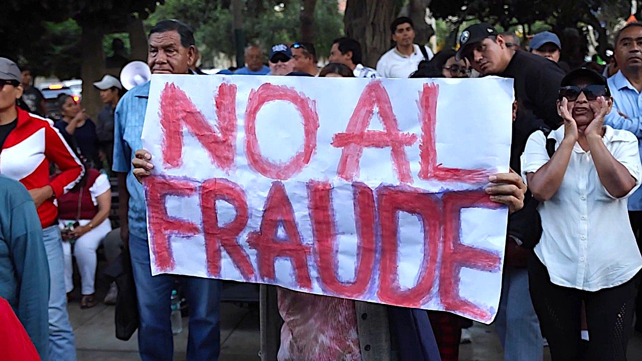 Tension in Lima! Hundreds protest outside the National Elections Board ...