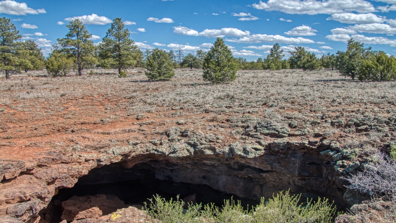 80 miles from Albuquerque, New Mexico has a lava field that looks like ...