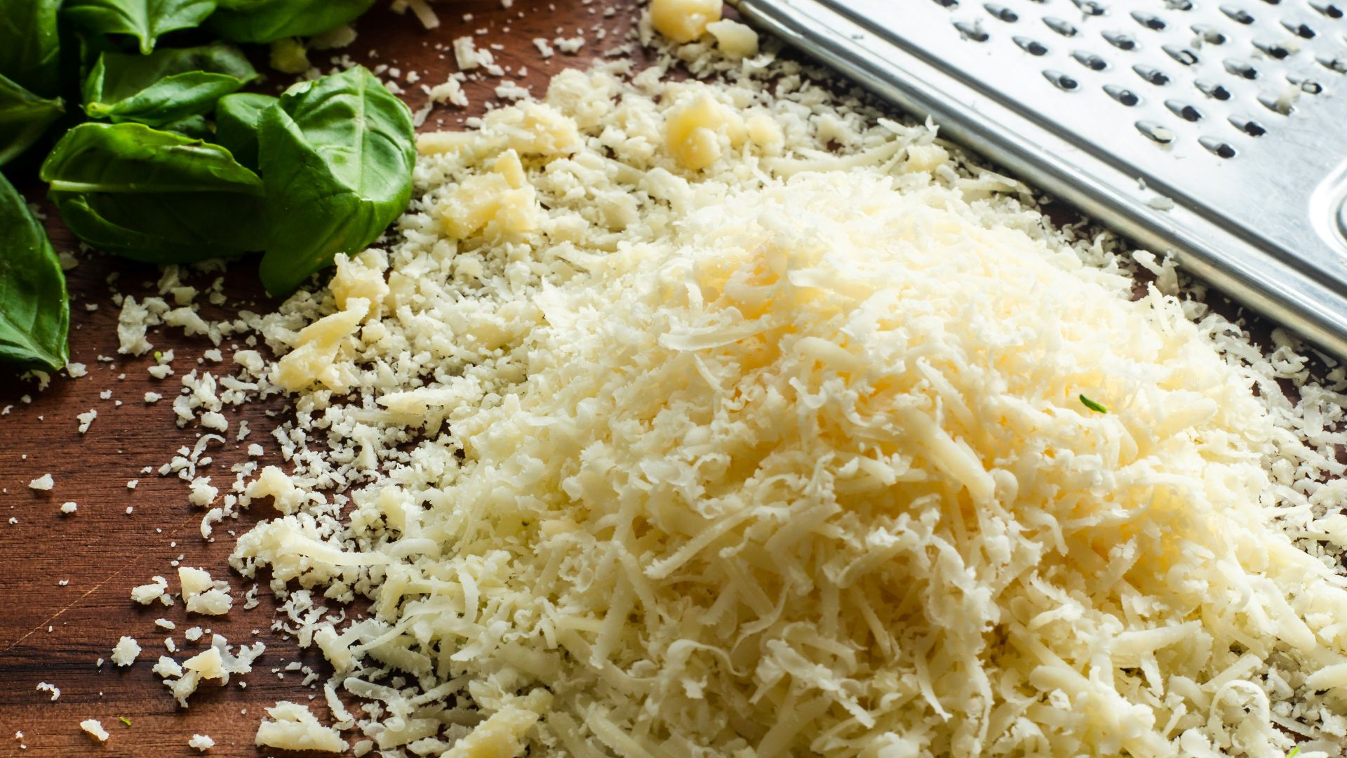 10 reasons you should never buy pre-grated cheese & 10 cheeses to buy ...
