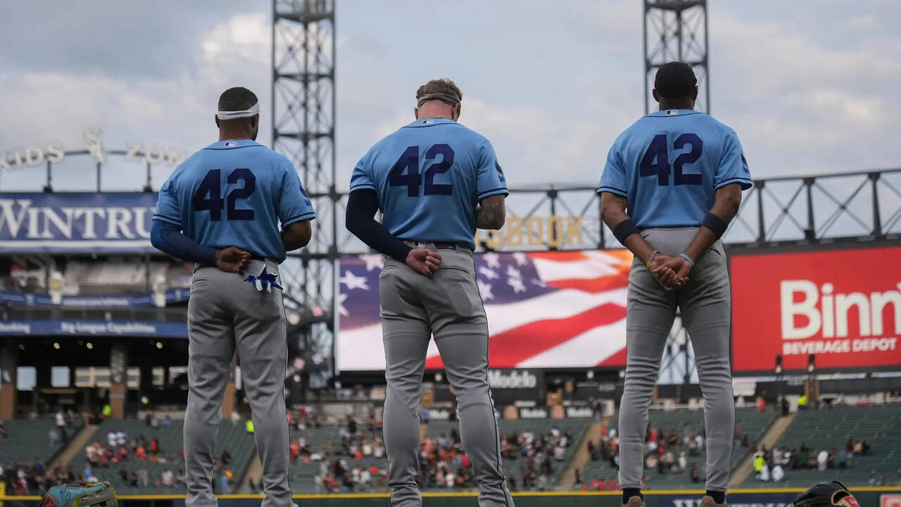 Singer collapses during Jackie Robinson Day festivities at White Sox game