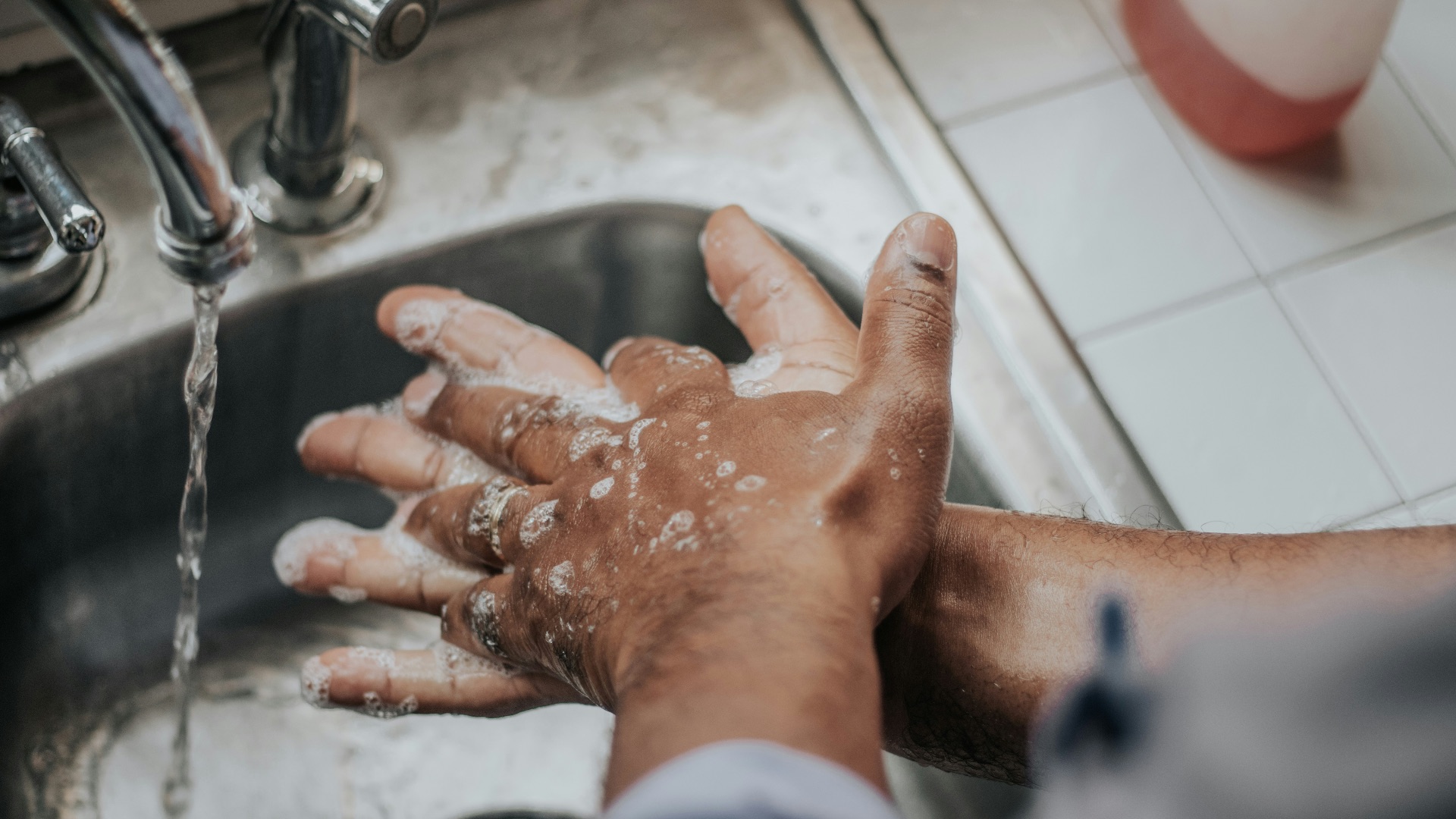 10 common reasons your hands are always dry & 10 tips to keep them soft