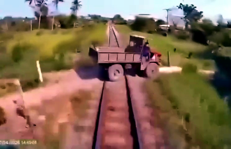 Video: violento accidente en vía de tren deja a menor fallecido en Vietnam
