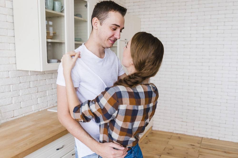 7 tanda-tanda love bombing dalam hubungan, jangan sampai terjerat!