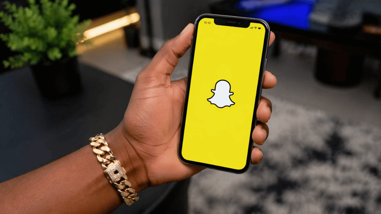 Snapchat’s new AI ads let brands talk back, recommend products, and ...