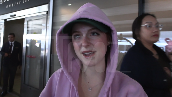 New 'Scooby-Doo' Daphne McKenna Grace analyzing Sarah Michelle Gellar's ...
