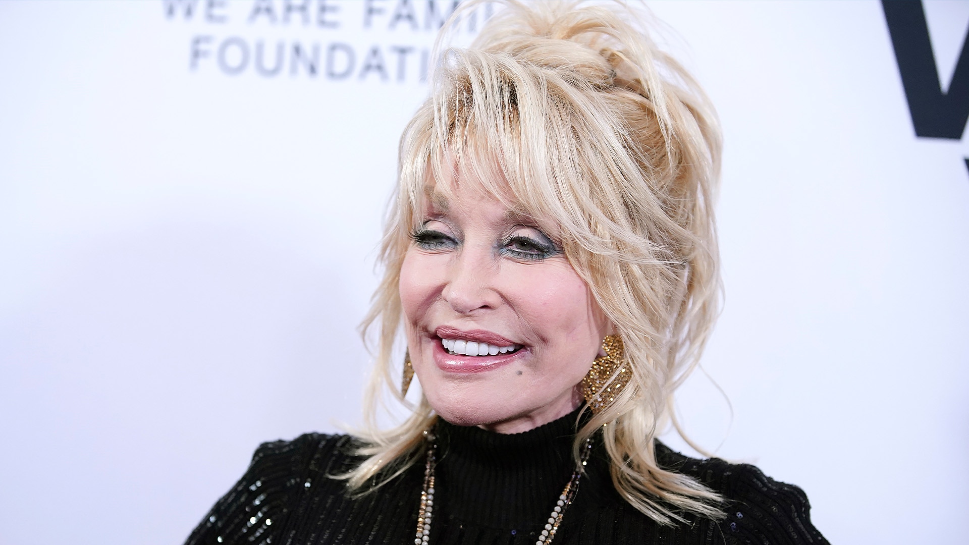 Dolly Parton, 80, shows off her midriff in denim crop top