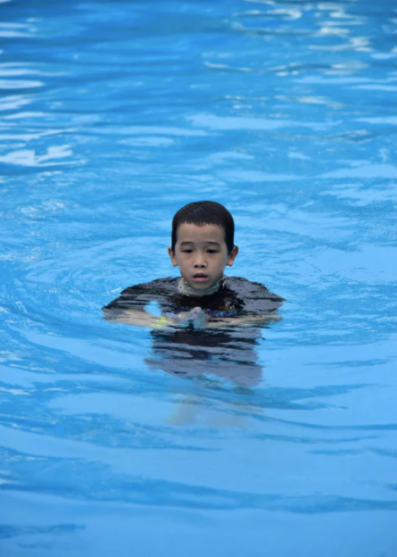 Neighbor parents tell their 7-year-old it's okay to sneak into the pool ...